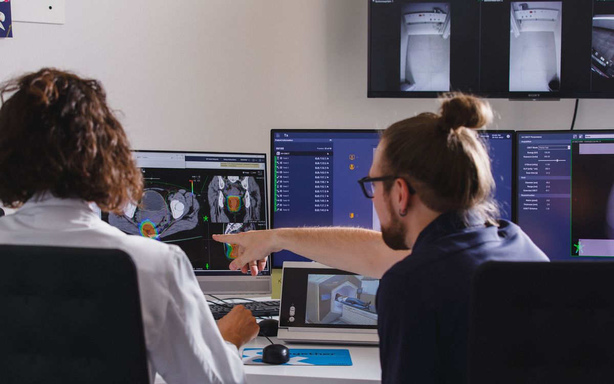 Neue Stiftungsprofessur stärkt digitale Krebsmedizin - University ...